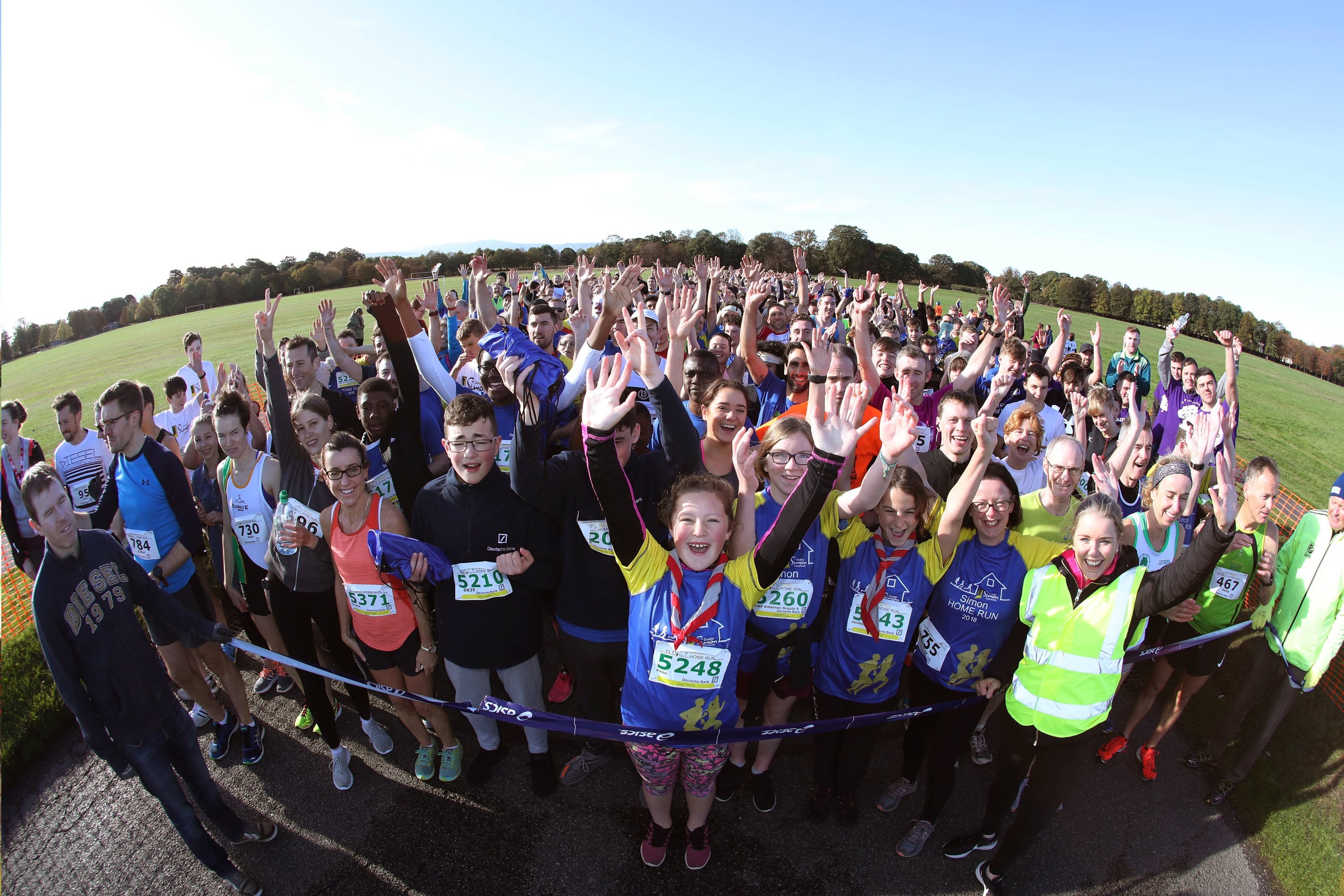 Thousands gather in the Phoenix Park for the Simon Home Run | Dublin ...